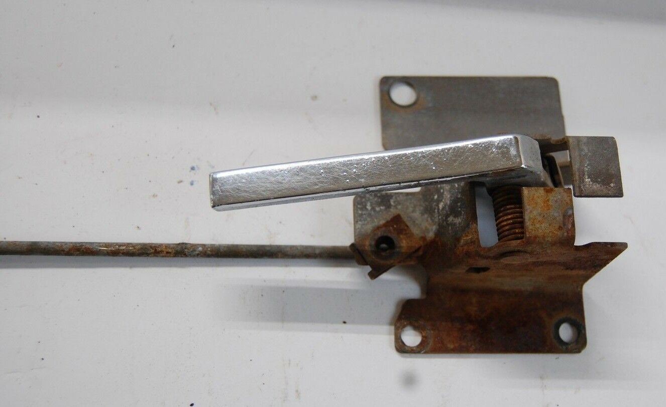 1985 Chevy Silverado GMC Left Driver Side Door Handle Relay Rod Assemb ...