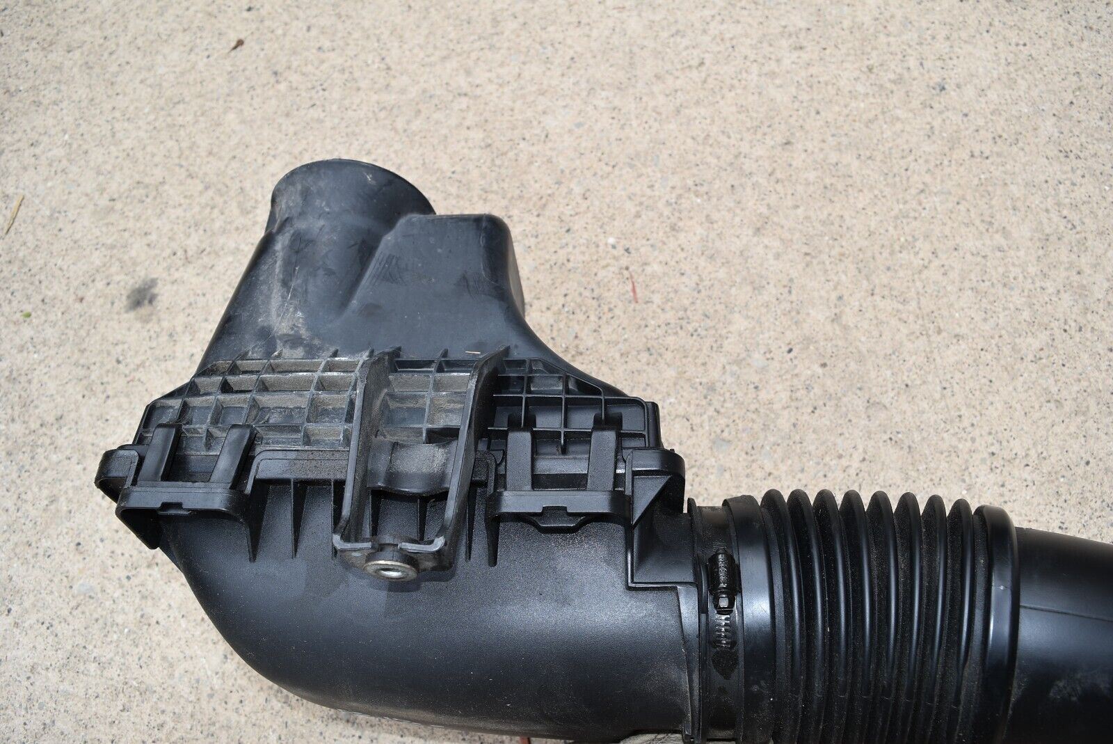 05 10 Chrysler 300 5.7L Air Intake Cleaner Filter Box Hose Resonator O ...