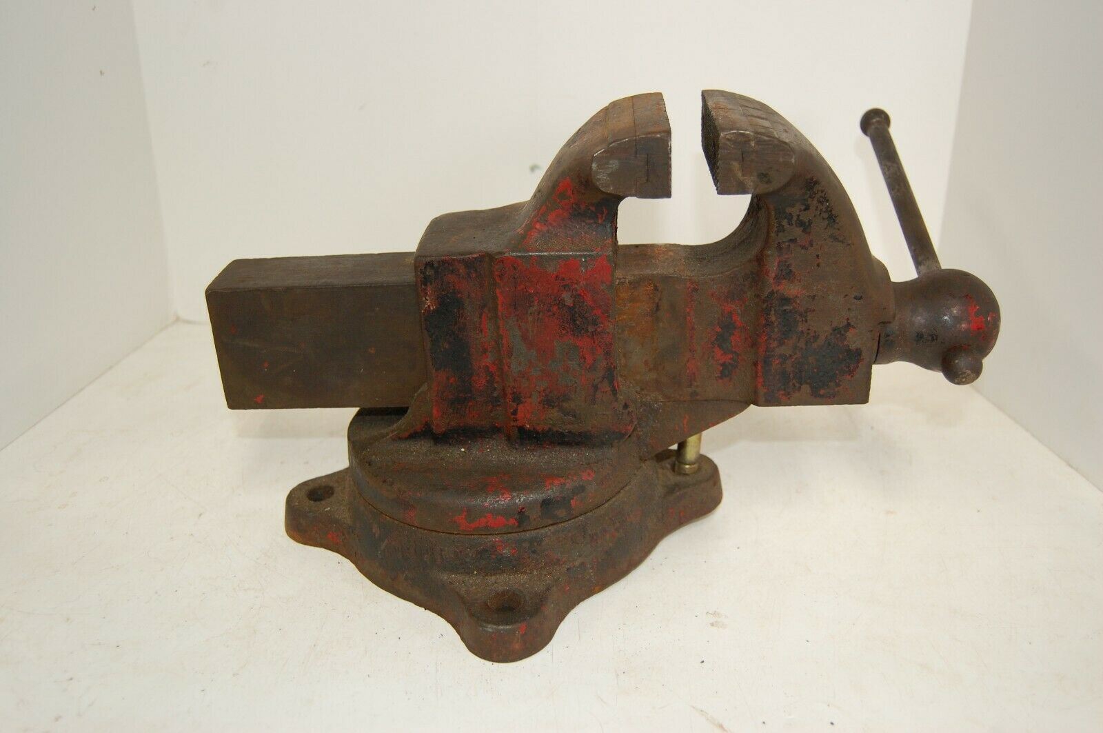 VINTAGE BENCH VICE SWIVEL BOTTOM ANVIL VICE Red– FatMan's Garage, LLC