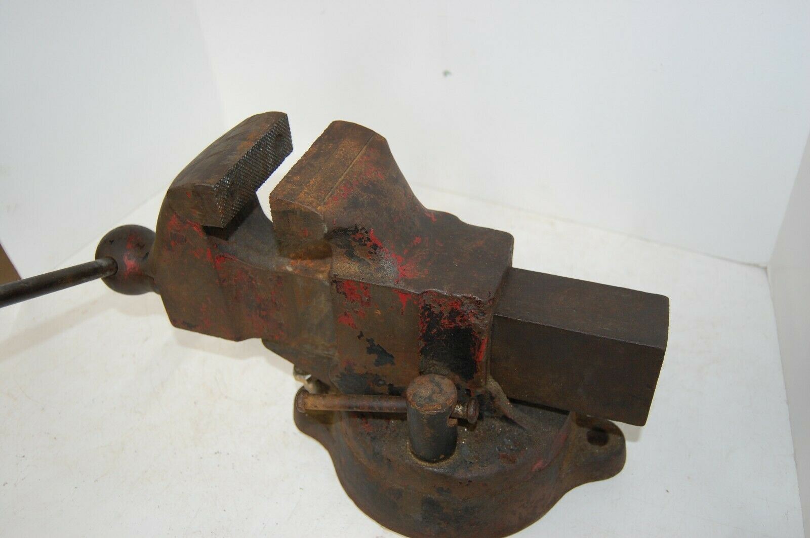 VINTAGE BENCH VICE SWIVEL BOTTOM ANVIL VICE Red– FatMan's Garage, LLC
