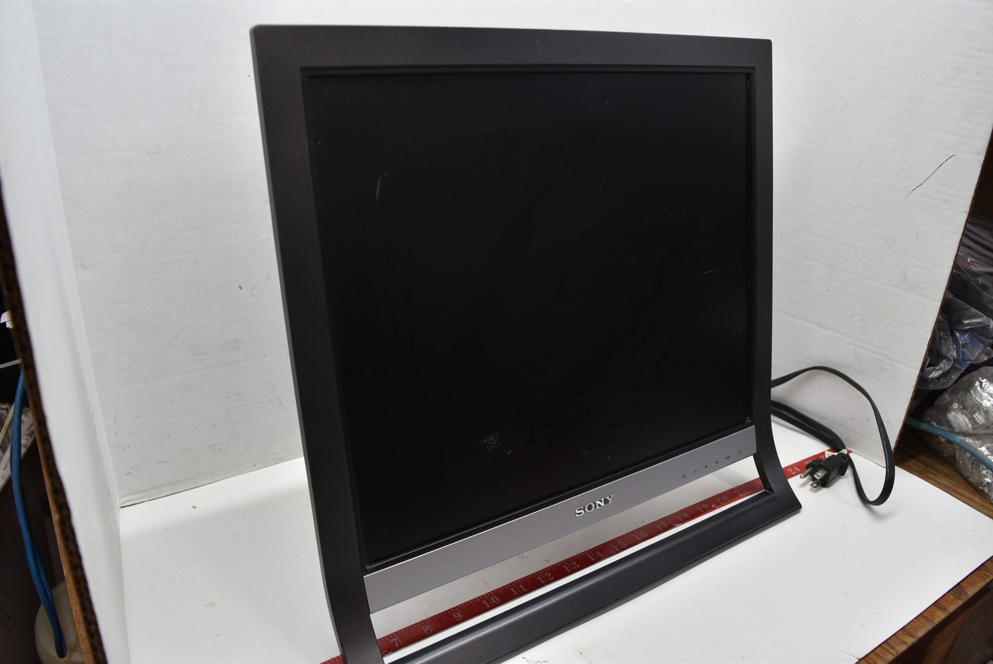 Sony SDM-HS95P LCD Monitor 19" Works with Power and VGA Cables Cool Lo ...