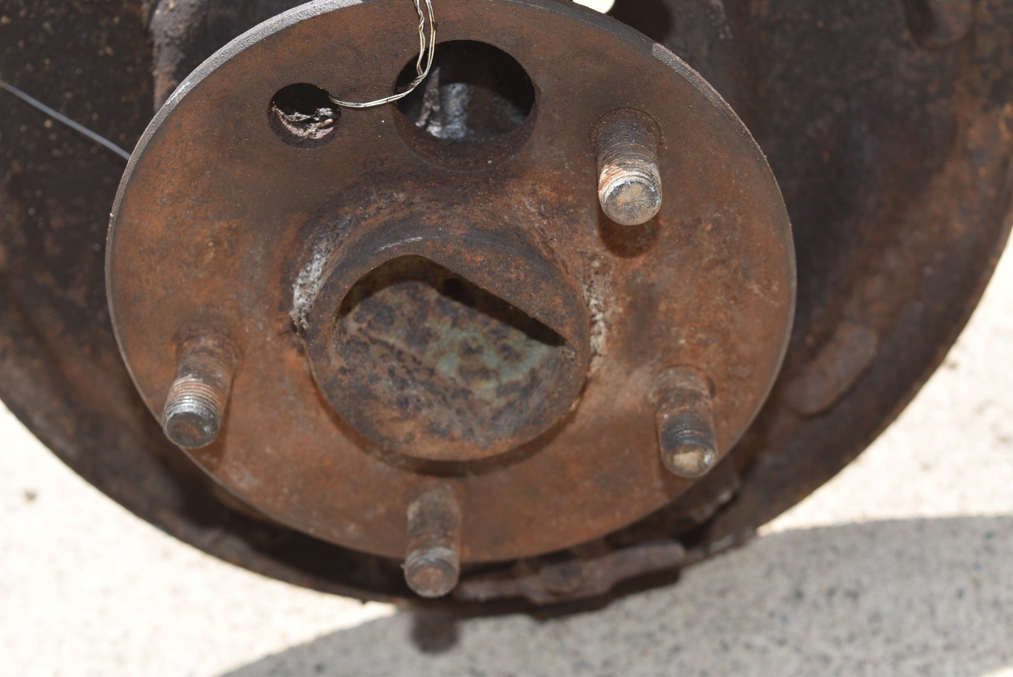 1968 68 Ford Ranchero V8 Rear Left Driver Axle 28 Spline 9" Backing Pl ...