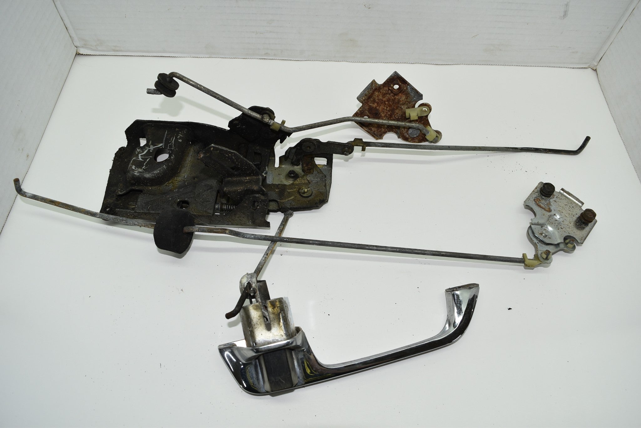 1983 1991 Chevy Suburban K5 Blazer Left Rear Door Latch Linkage Handle ...