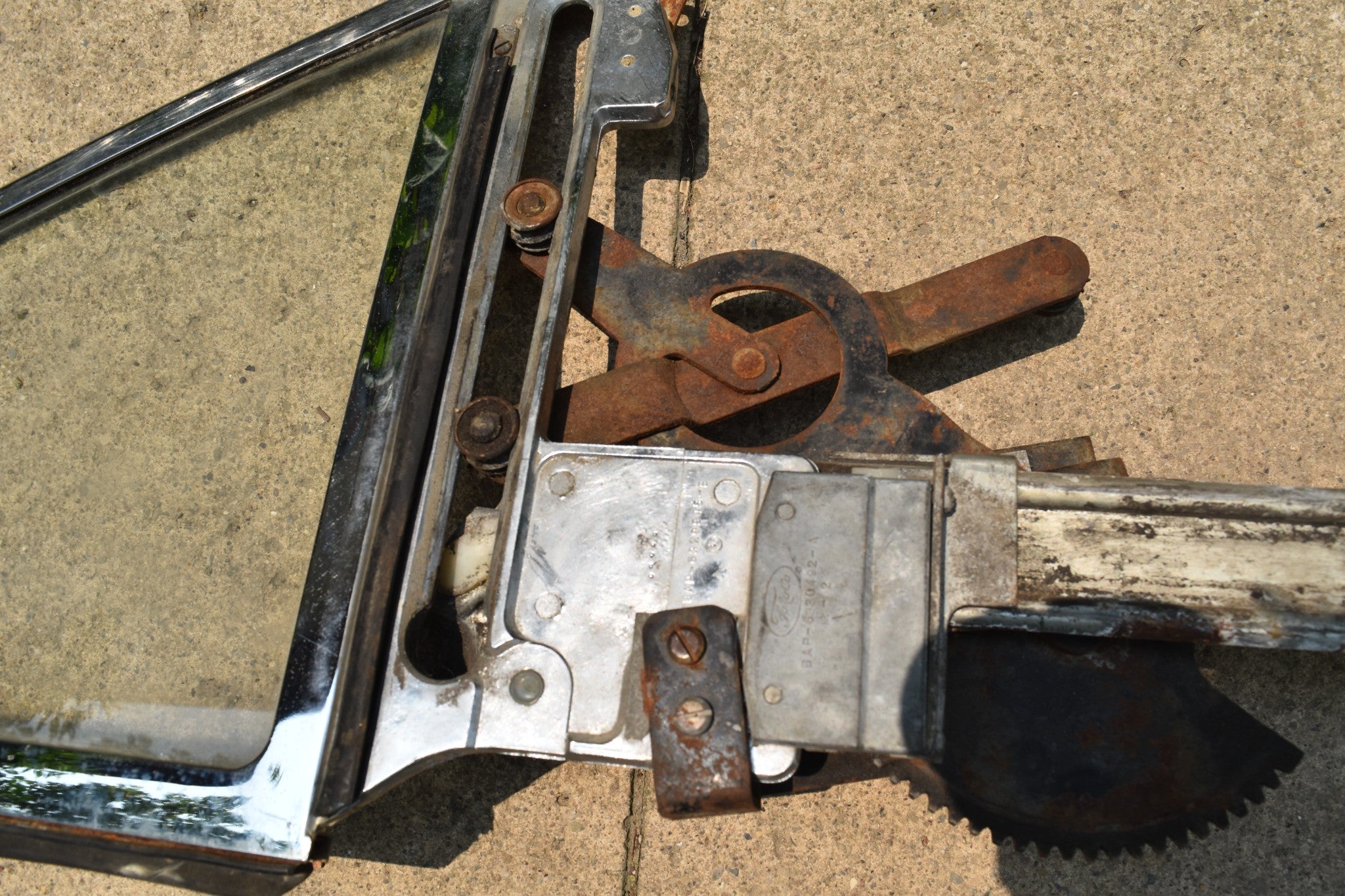 1960 FORD THUNDERBIRD REAR LEFT QUARTER WINDOW GLASS FRAME REGULATOR 6 ...