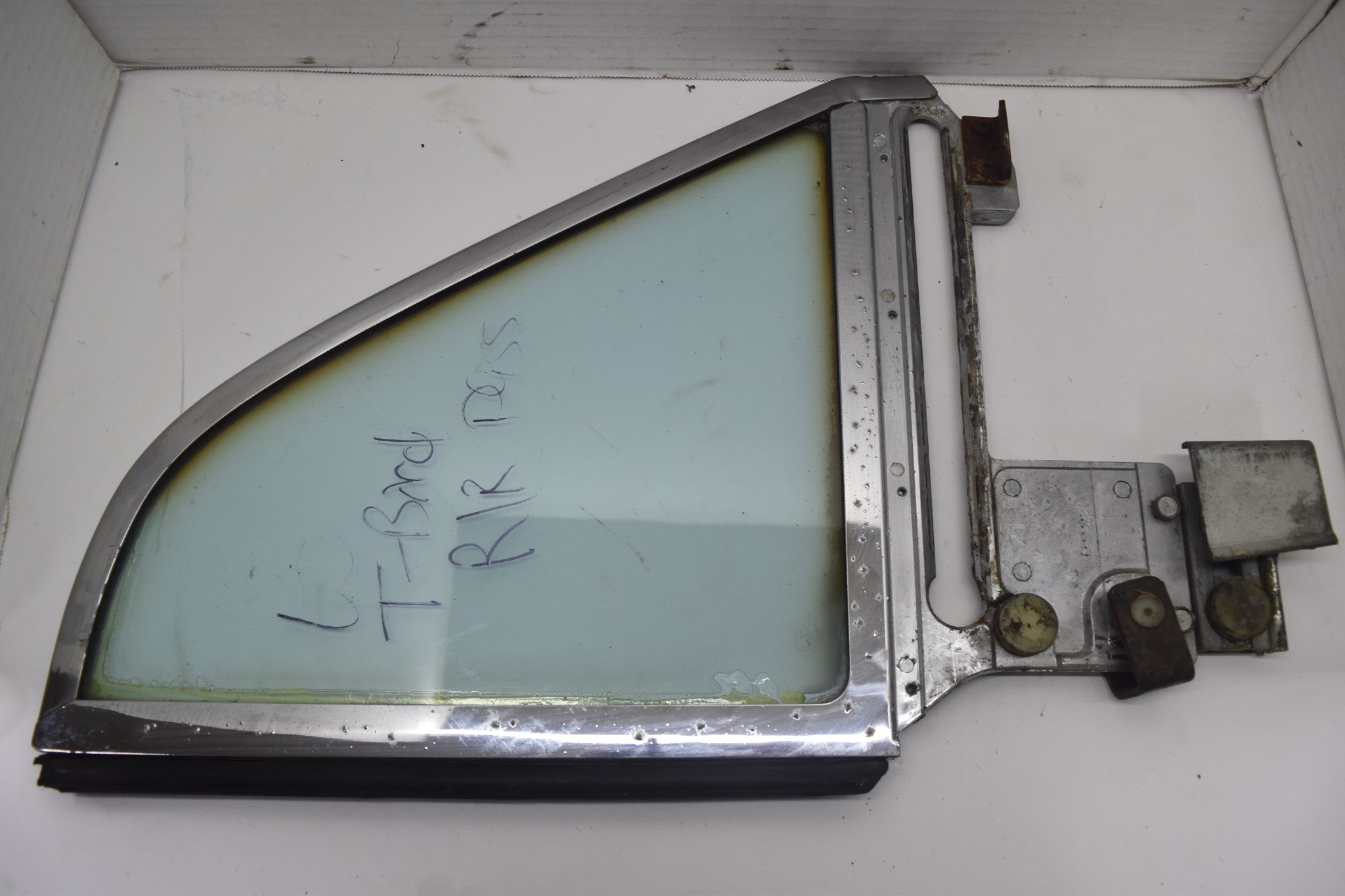 1960 FORD THUNDERBIRD REAR RIGHT QUARTER WINDOW GLASS FRAME 60– FatMan ...